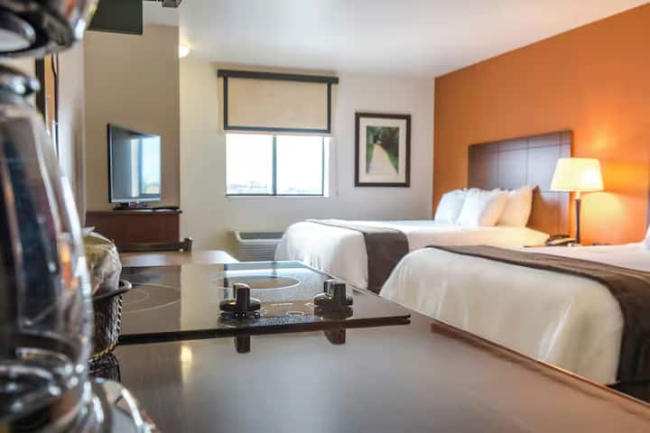 Stay & Relax – 2 Queens + Kitchenette, Grand Forks - Grand Forks, ND