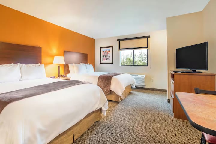 Sleep, Chill & Explore – 2 Queen Beds + Recliner - Grand Forks, ND