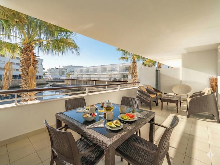Bright Marina Apartment With Peaceful Lake Views - Lagos