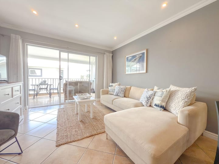 Kloof Gardens Contemporary Coastal Apartment - Knysna