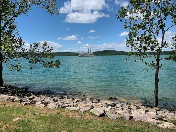 Superior King Near Branson Landing & Shows - Branson, MO