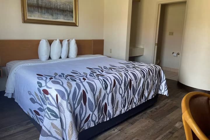 Superior King Near Branson Landing & Shows - Branson, MO