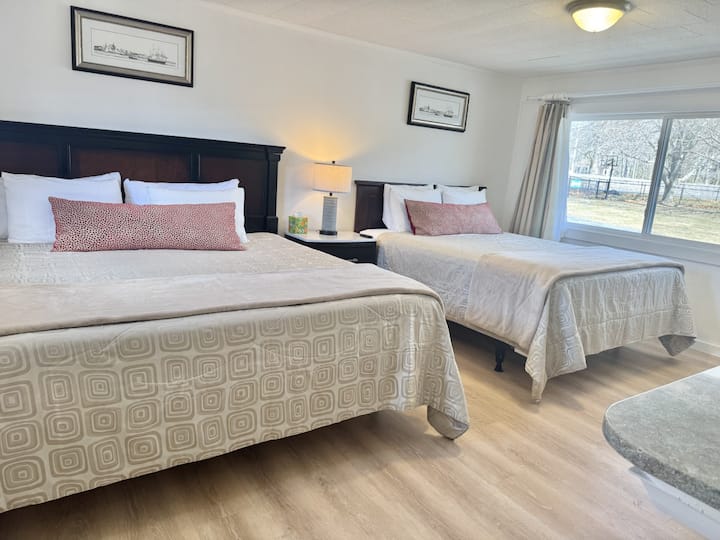 Gallagher's Travels Room 7 (Double Queen) - 바 하버