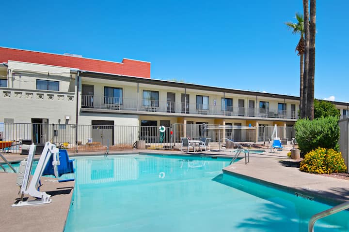 Reid Park Zoo Nearby! 2 Beds | Outdoor Pool - Tucson, AZ