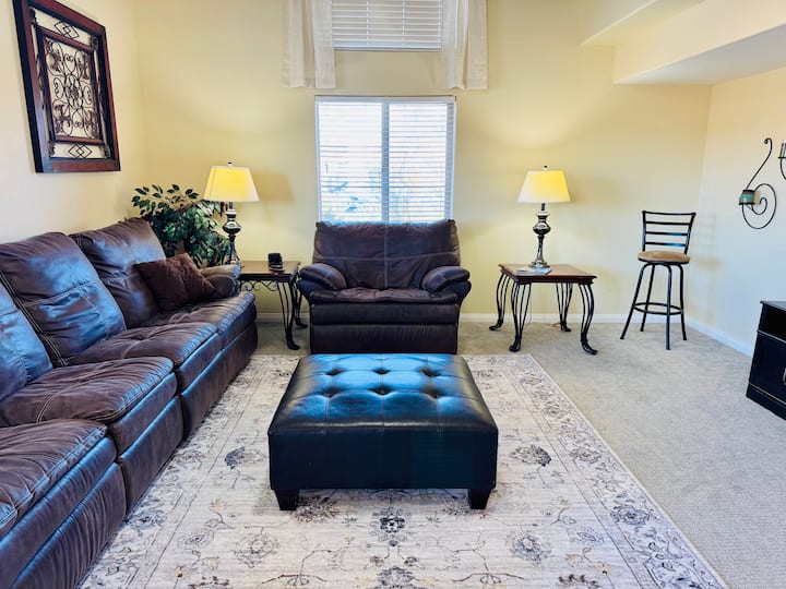 Mountain View | 3 Br Condo W/ Balcony + Perks - Mesquite, NV