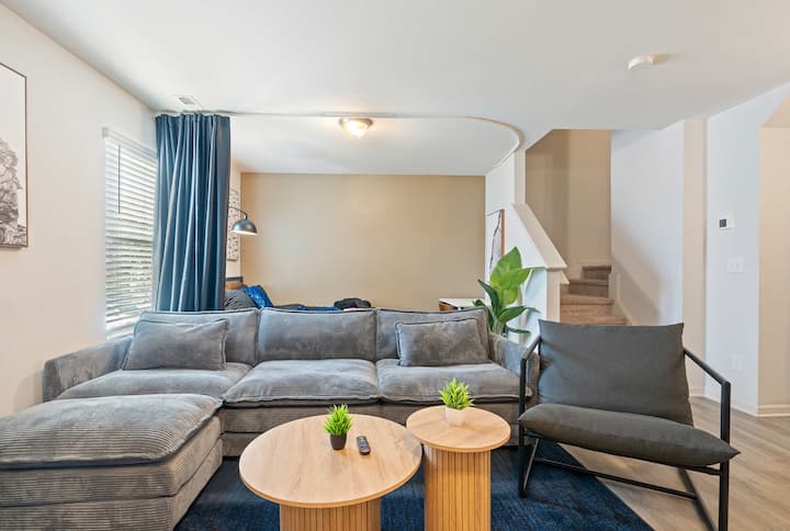 4br Townhouse | King Bed | 2-story | Near Nc State - Raleigh, NC