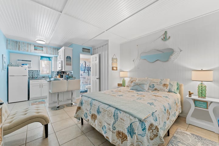 Adorable Poolside Studio • Direct Beach Access - Treasure Island, FL
