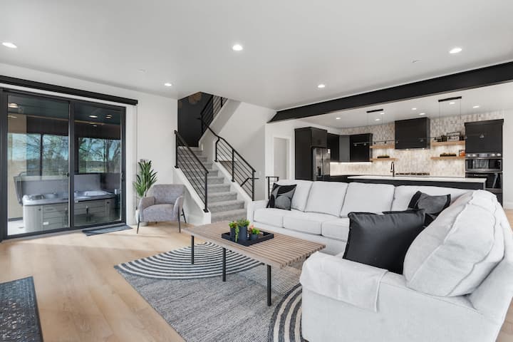 Classy Corner Retreat | Hot Tub + Fireplace - Wellington, CO