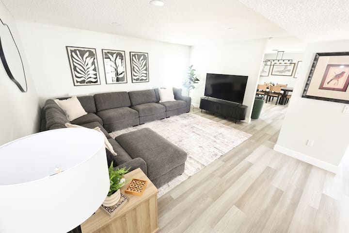 Family Fun Home With Jacuzzi & Outdoor Lounge - Bakersfield, CA