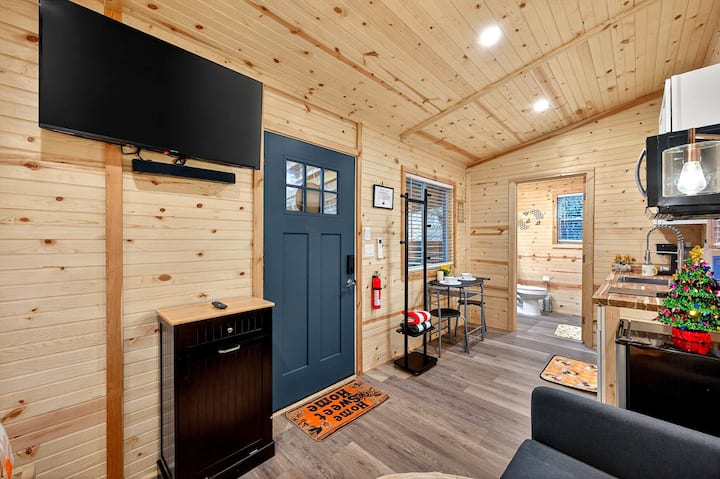 Tiny Retreat-huge Covered Deck,hot Tub,lake Access - Douglas Lake, TN