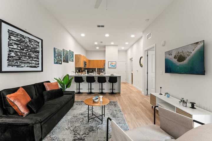 Luxury King Suite Near Epic U: Pool & Gym Access - Orlando