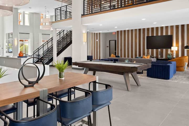 Epic U Oasis: King Suite With Pool & Gym & Petfrie - Orlando, FL