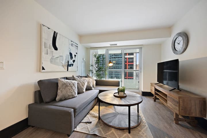 Iconic City Stay! Cn Tower View + 1 Free Parking - Toronto