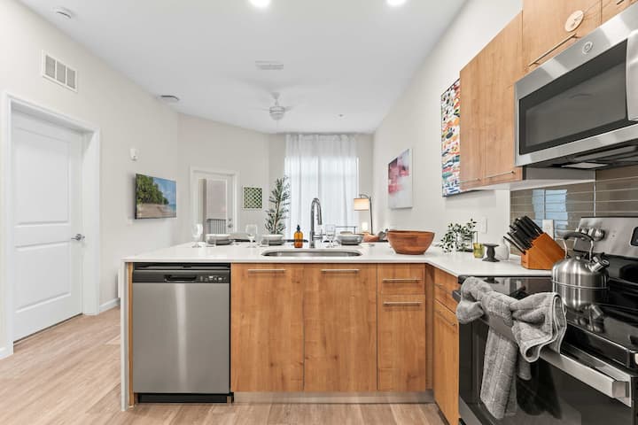 Trendy King Suite | Pool&gym&petfrie Near Epic Uni - Orlando