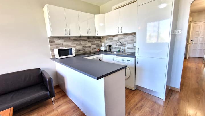 Seasonal Pool Serenity 1 Bedroom By Gibstay - Gibraltar