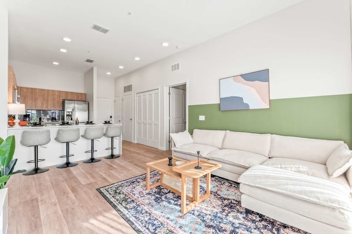 Elegant King Suite 3br • Pets • Pool, Gym • Epic U - Orlando, FL