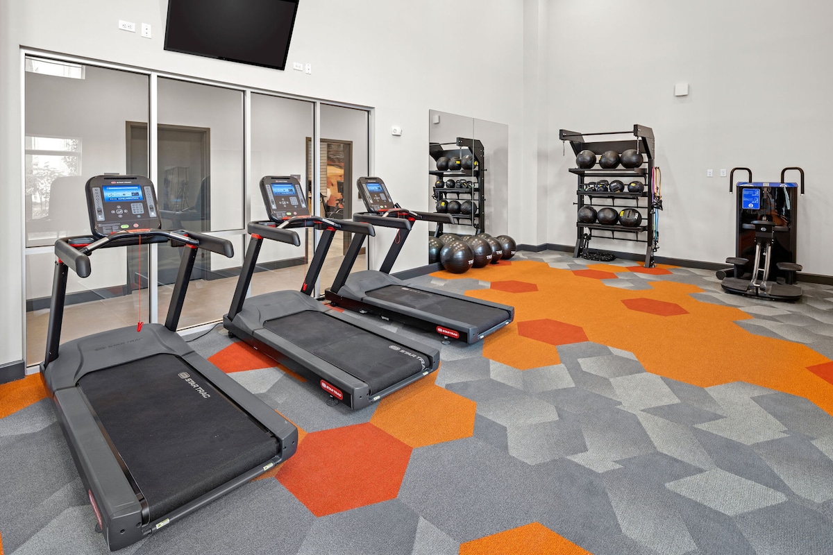 3BR Resort King Family• Pets • Pool • Gym Near Ep - Flats for Rent in ...