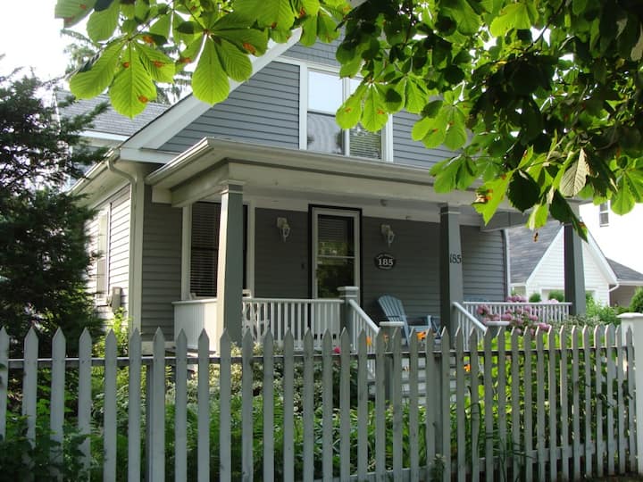 Gate Street Cottage With Great Front Porch - Niagara-on-the-Lake
