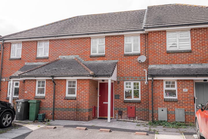 Modern Two Bedroom Home With Parking - Basingstoke