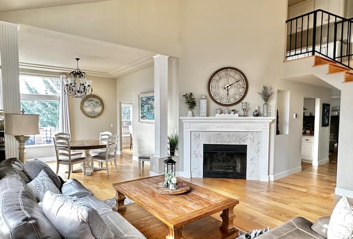 Chef's Kitchen | Pool | Bright, Spacious | 4 Bed - Medford, OR