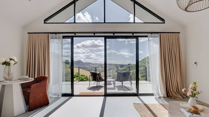 Villa Minto: Luxury Off-grid Flower Farm Stay - Yea