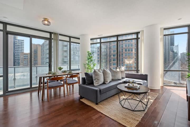 Vibrant City Escape Near Everything + 1 Parking - Toronto
