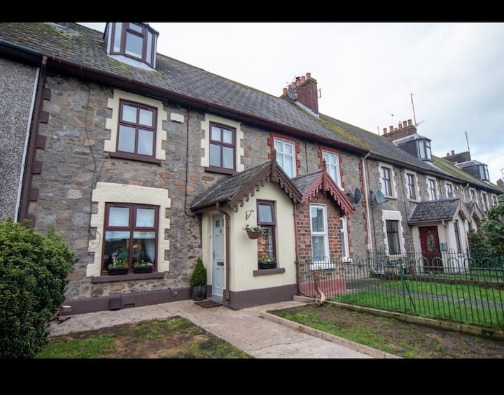 Two Bedroom Stone Cottage By Village Green - Armagh
