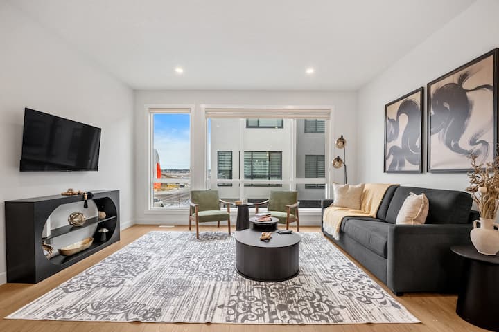 Kingbed, Ensuites, Rooftop Patio, Office, Garage - Calgary