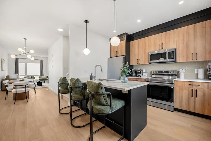 End-unit Townhouse 3br, 3ensuites, Parking - Calgary