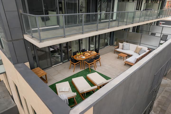 Private Patio Paradise 2br, Dining, Ac, Gym, Pool - Mount Royal University