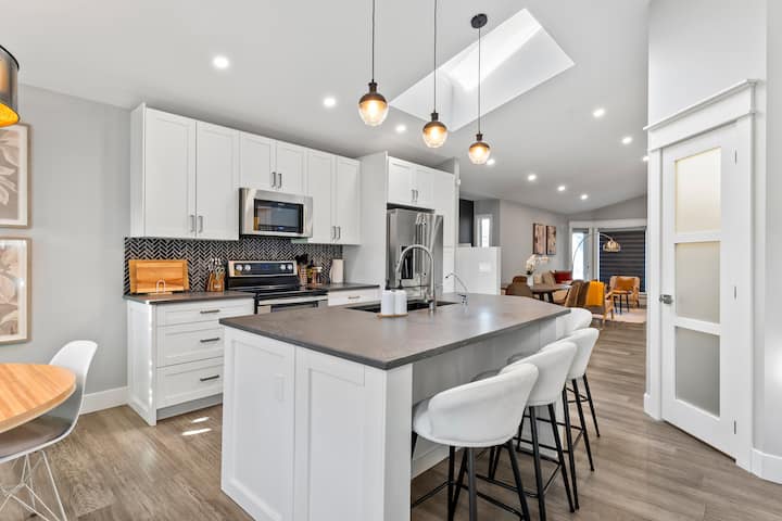 Parkside Stay 4br, Ac, Garage, Pickleball, Yard - Calgary