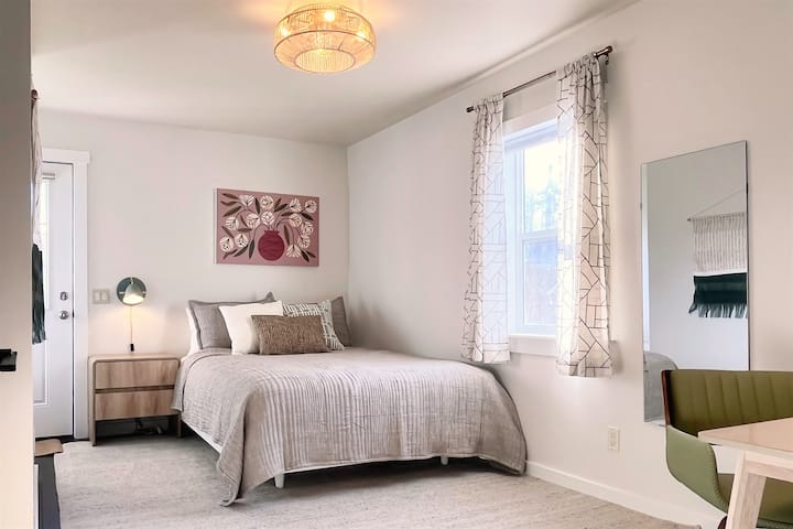 Sunny Scandi Gorge Base | Trails, Wineries, River - The Dalles, OR