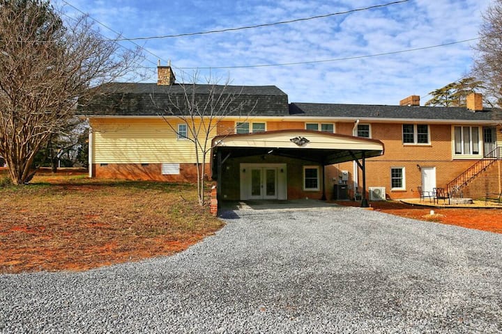 Lincolnton Lodge | 2 Beds Fire Pit Huge Backyard! - Lincoln County, NC