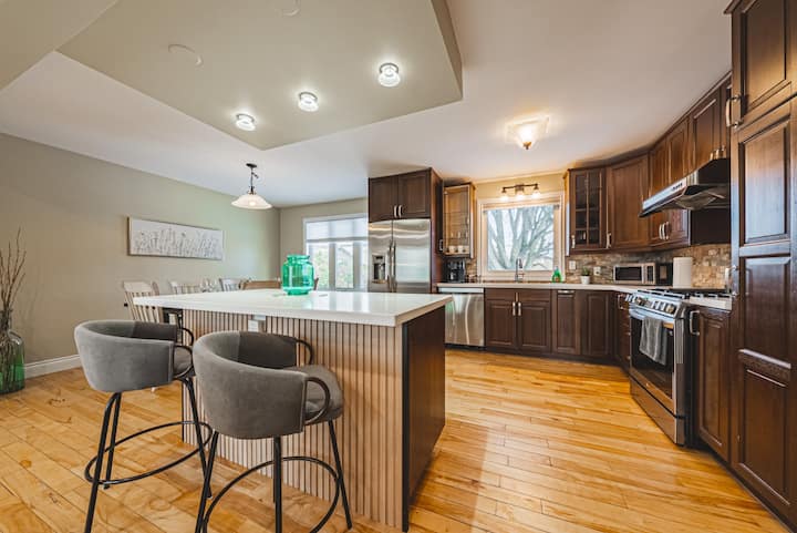 Spacious, Newly Renovated, Centrally Located | Tmh - Burlington