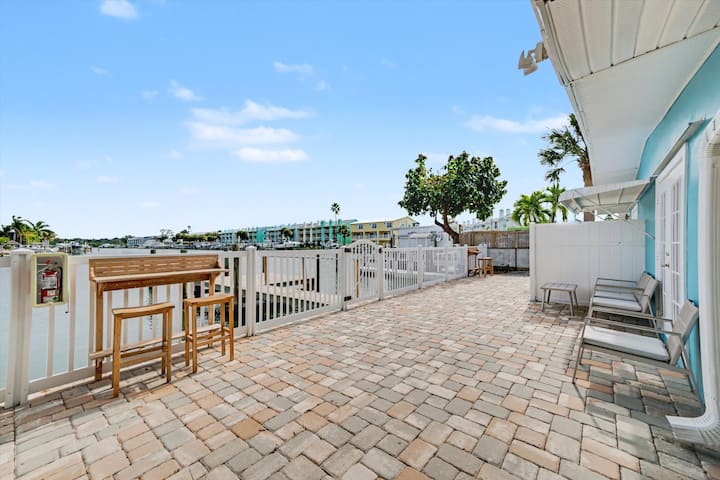 Walk To The Beach! Pets Ok! Waterfront King Bed - Florida