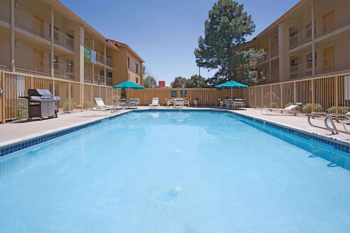 Red Rocks Access + Pool. Free Breakfast & Parking - Golden, CO