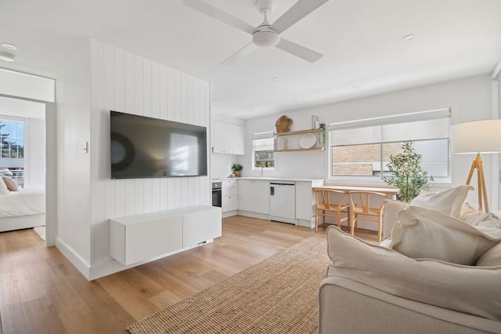 Esplanade Escape, Manly I90 - Manly