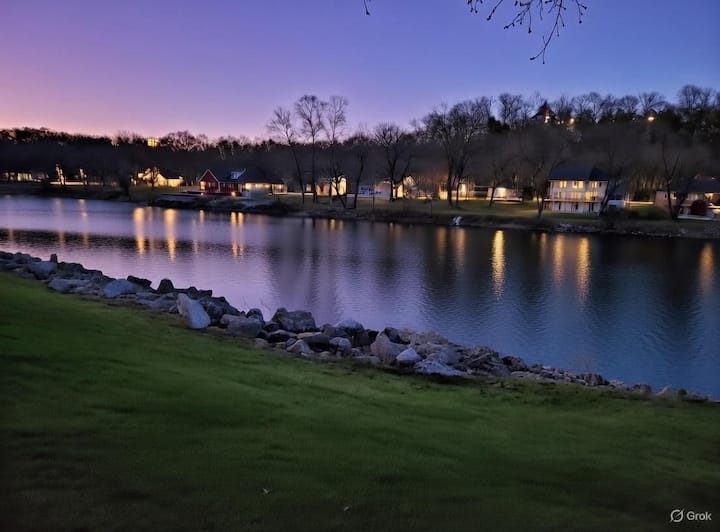 692 Walk-in Lakefront Oasis - Cozy, Calm, Scenic - Branson, MO