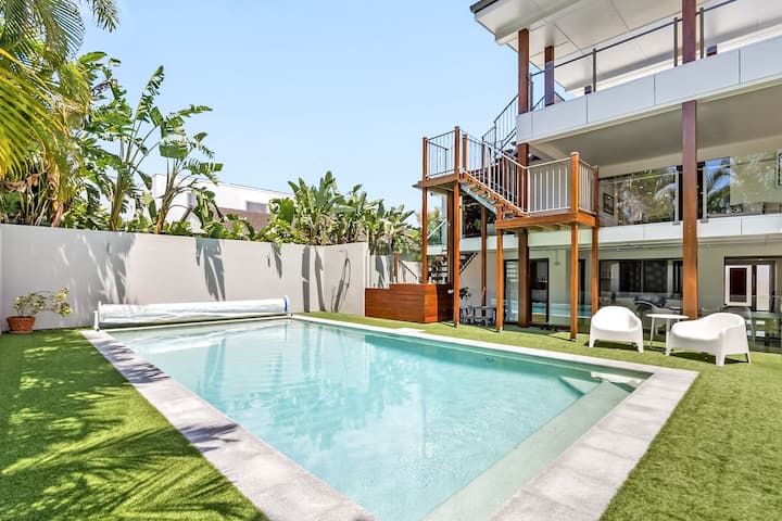 Exceptional 4 Bedroom Home By The Beach - Alexandra Headland