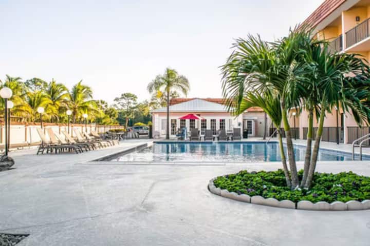 1 King Bed | Baymont Bonita | Near Bonita Beach - Bonita Springs, FL