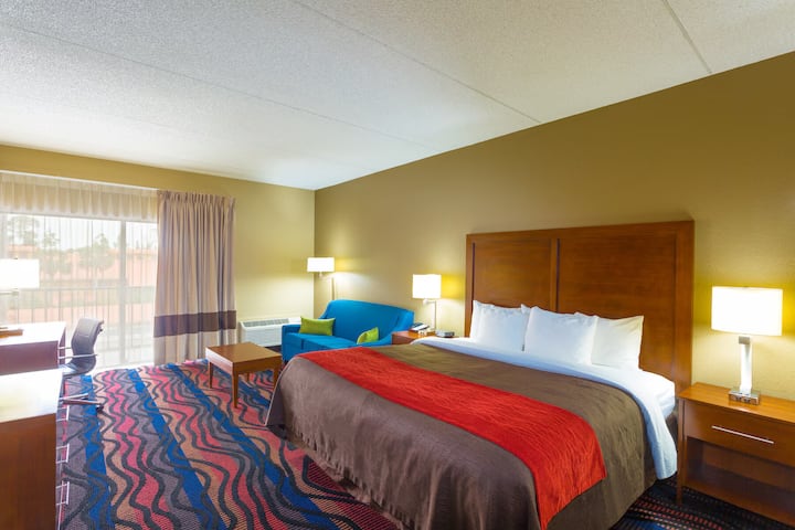 Baymont Bonita | 1 King Bed | Free Breakfast - Bonita Springs, FL