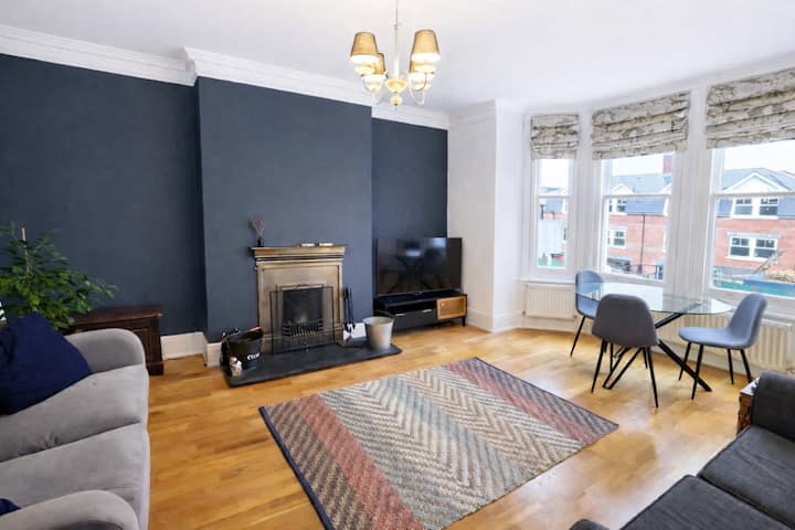 Large 3 Bed, Northwood, Nr Tube - Watford