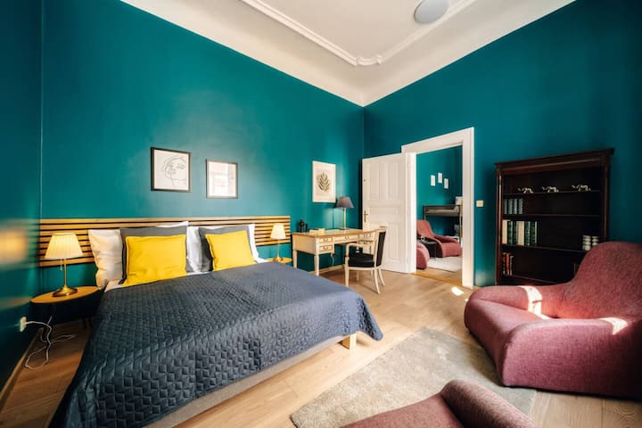 Spacious 3br Apartment With Billiards & Cinema - Prag