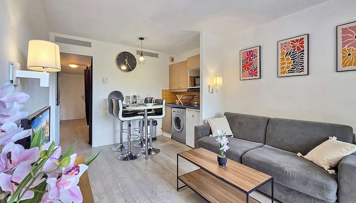 Climatisé Avec Balcon, Piscine, Proche Des Plages. - Cannes