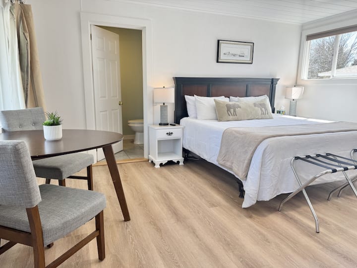 Gallagher's Travels Room 11 (King Bed) - 바 하버