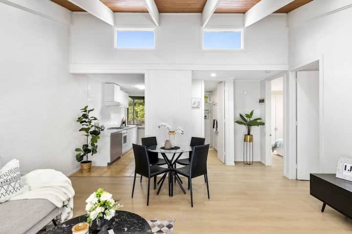 2b Home Wparking Close To College Shops Station - Box Hill