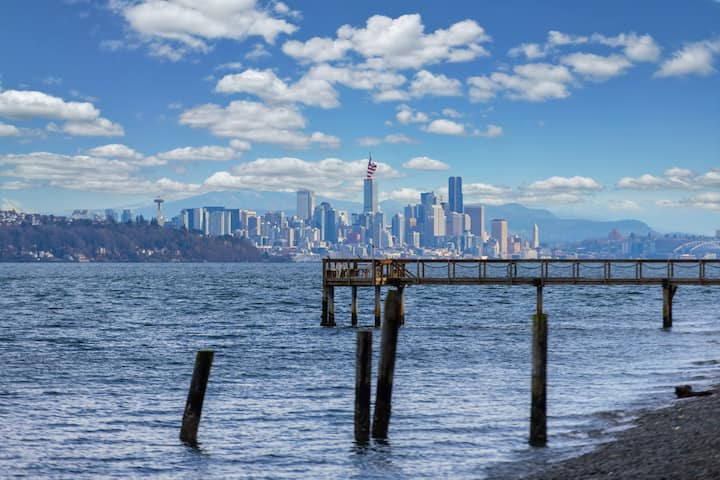 Bainbridge Beachfront: Seattle Skyline Views - Bainbridge Island, WA
