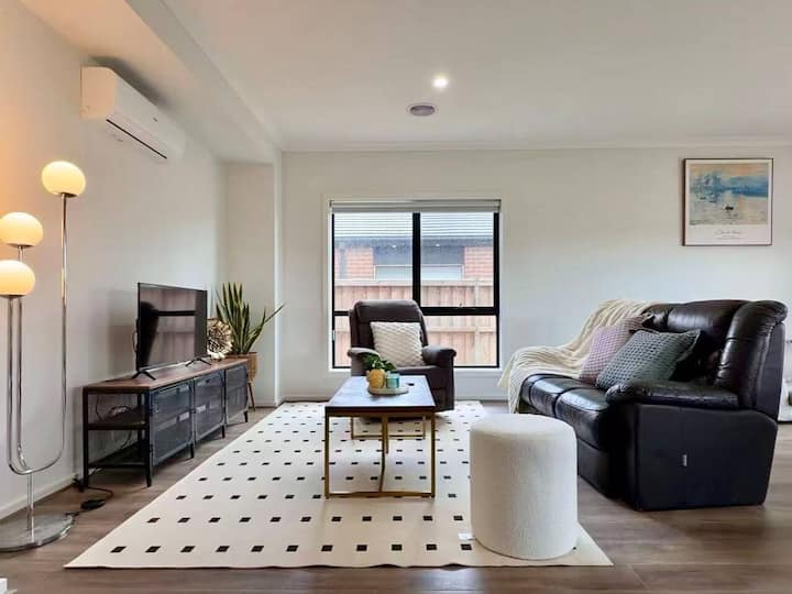 Nature Sounds: 4b House Near Woolworths - Werribee