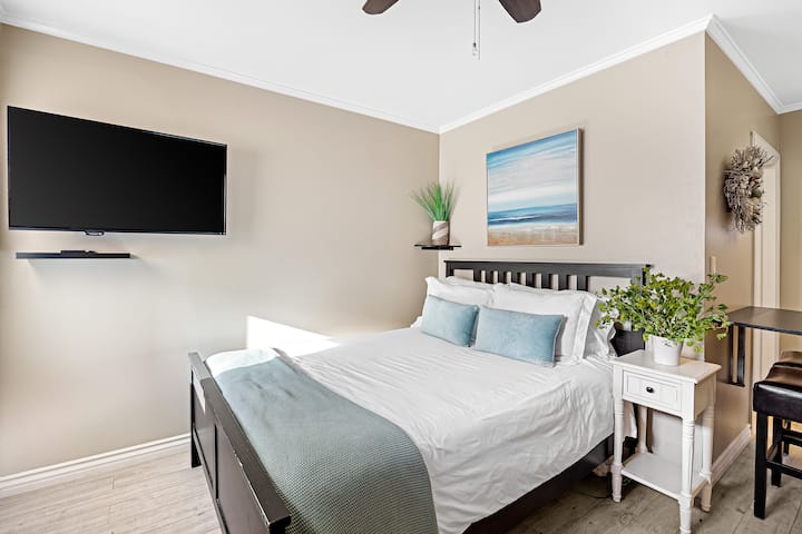 Newport Beach Studio | Prime Location, Dock Access - Newport Beach, CA