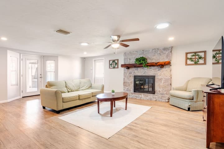 Wellness Retreat • Sleeps 14 • Patio & Group Space - Sarasota, FL